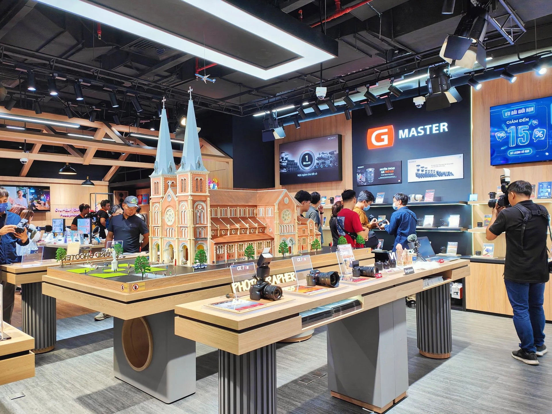 5 Best Electronics Stores In Vietnam | A Shopper's Guide - Vietnam Is ...