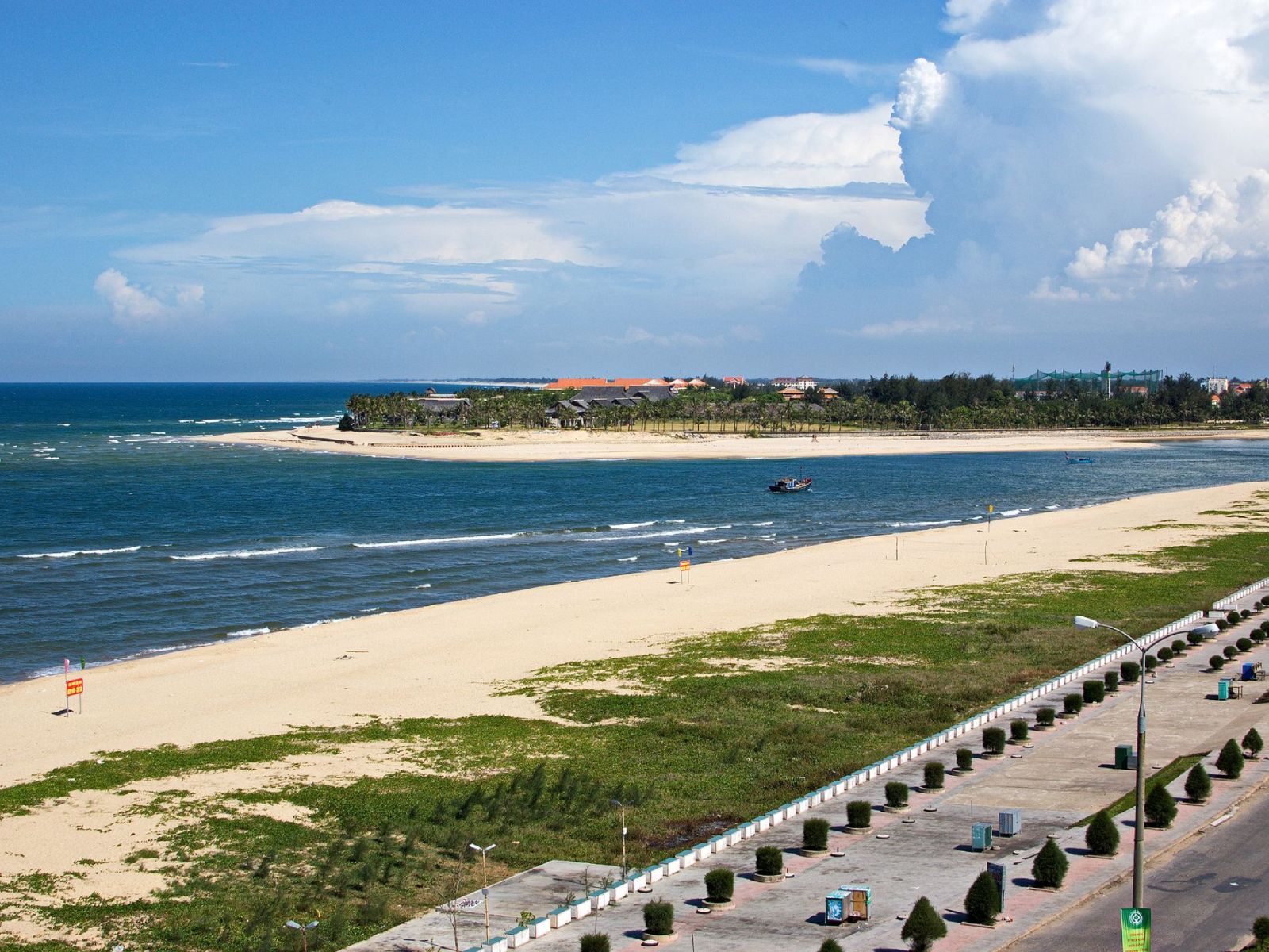 Nhat Le Beach - Vietnam Is Awesome